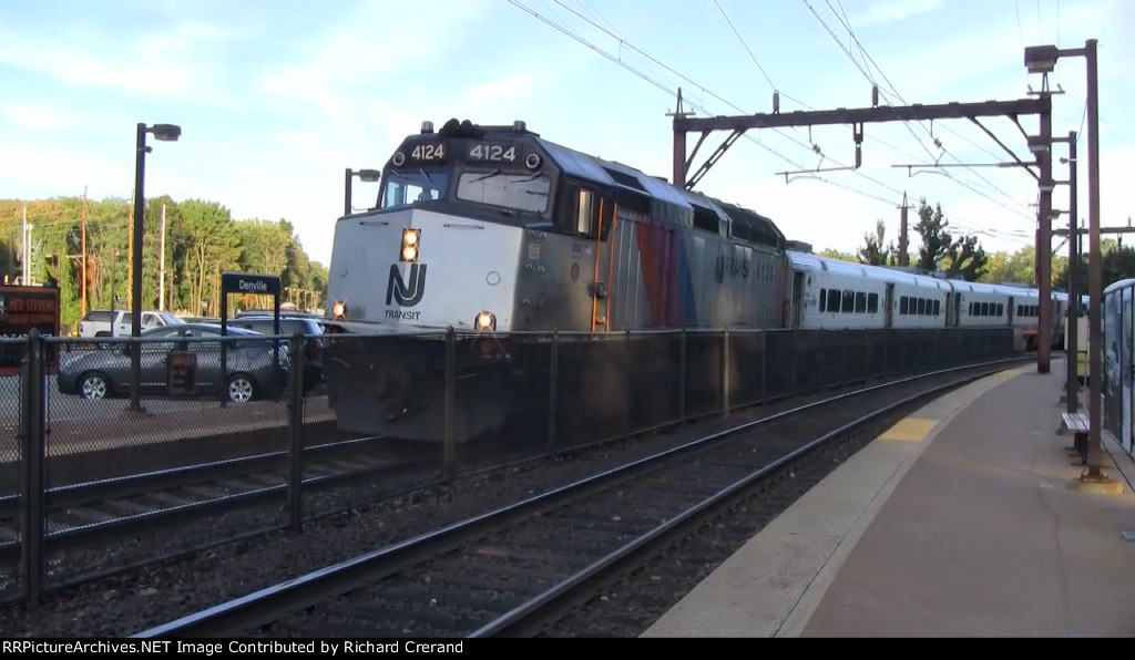 F40PH-2CAT 4124 on Train 879